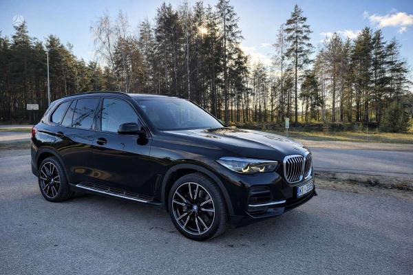 Black BMW X5 2021 in Jekabpils, with an engine capacity of 3.00 L and mileage of 183 thousand km for 42350 €, photo 2 on AUTOMOTO.COM.LV