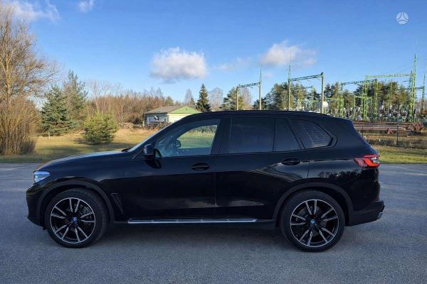 Black BMW X5 2021 in Jekabpils, with an engine capacity of 3.00 L and mileage of 183 thousand km for 42350 €, photo 3 on AUTOMOTO.COM.LV