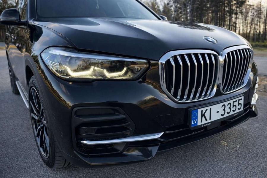 Black BMW X5 2021 in Jekabpils, with an engine capacity of 3.00 L and mileage of 183 thousand km for 42350 €, photo 4 on AUTOMOTO.COM.LV