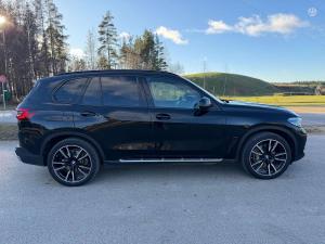 Black BMW X5 2021 in Jekabpils, with an engine capacity of 3.00 L and mileage of 183 thousand km for 42350 €, photo 5 on AUTOMOTO.COM.LV