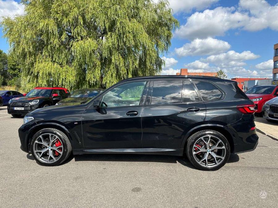 Black BMW X5 2021 in Klaipeda, with an engine capacity of 3.00 L and mileage of 162 thousand km for 48800 €, photo 4 on AUTOMOTO.COM.LV