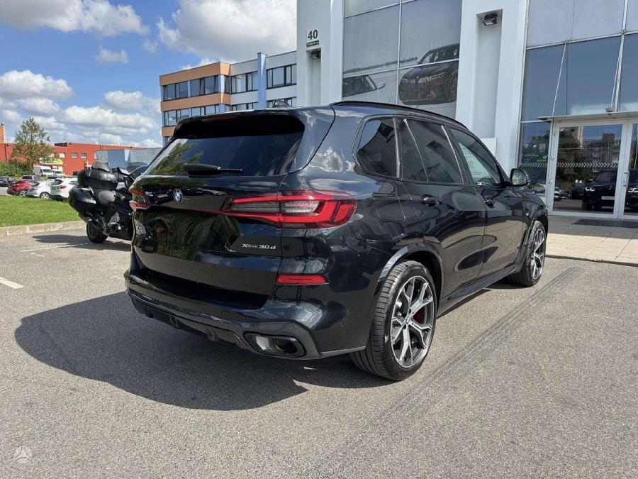 Black BMW X5 2021 in Klaipeda, with an engine capacity of 3.00 L and mileage of 162 thousand km for 48800 €, photo 5 on AUTOMOTO.COM.LV
