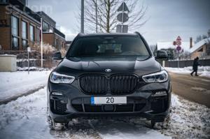 Black BMW X5 2021 in Riga, with an engine capacity of 3.00 L and mileage of 0 thousand km for 52990 €, photo 2 on AUTOMOTO.COM.LV