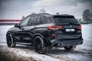 Black BMW X5 2021 in Riga, with an engine capacity of 3.00 L and mileage of 0 thousand km for 52990 €, photo 6 on AUTOMOTO.COM.LV