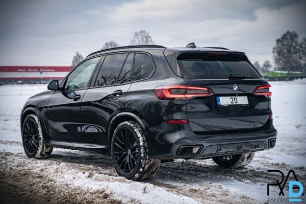 Black BMW X5 2021 in Riga, with an engine capacity of 3.00 L and mileage of 76 thousand km for 52990 €, photo 2 on AUTOMOTO.COM.LV