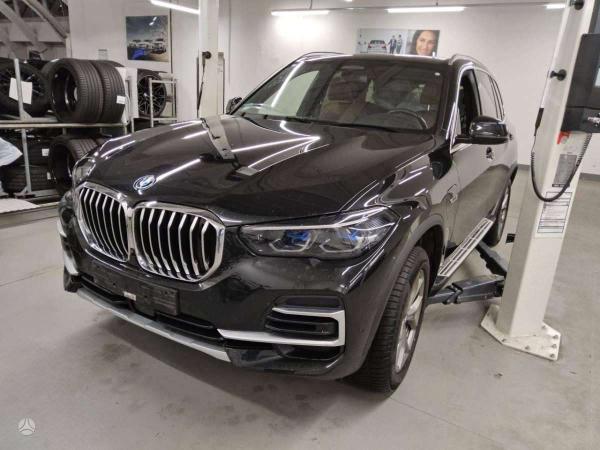 Black BMW X5 2021 in Vilnius, with an engine capacity of 3.00 L and mileage of 105 thousand km for 55555 €, photo 2 on AUTOMOTO.COM.LV