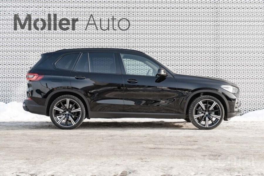 Black BMW X5 2021 in Riga, with an engine capacity of 3.00 L and mileage of 136 thousand km for 45800 €, photo 5 on AUTOMOTO.COM.LV