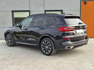 Black BMW X5 2021 in Vilnius, with an engine capacity of 3.00 L and mileage of 138 thousand km for 46900 €, photo 4 on AUTOMOTO.COM.LV