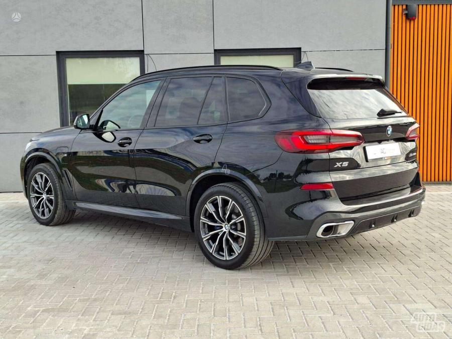 Black BMW X5 2021 in Vilnius, with an engine capacity of 3.00 L and mileage of 138 thousand km for 46900 €, photo 4 on AUTOMOTO.COM.LV