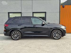 Black BMW X5 2021 in Vilnius, with an engine capacity of 3.00 L and mileage of 138 thousand km for 46900 €, photo 6 on AUTOMOTO.COM.LV