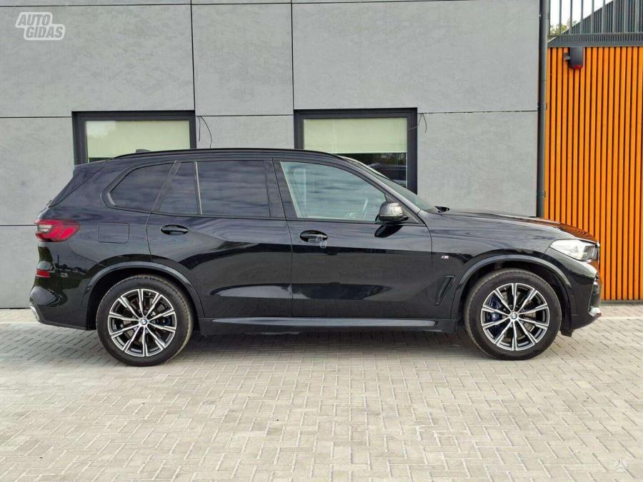 Black BMW X5 2021 in Vilnius, with an engine capacity of 3.00 L and mileage of 138 thousand km for 46900 €, photo 6 on AUTOMOTO.COM.LV