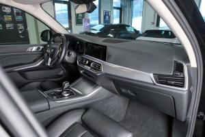 Black BMW X5 2021 in Kaunas, with an engine capacity of 3.00 L and mileage of 184 thousand km for 35950 €, photo 38 on AUTOMOTO.COM.LV