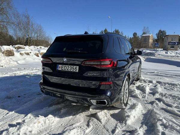 Black BMW X5 2021 in Vilnius, with an engine capacity of 3.00 L and mileage of 56 thousand km for 49999 €, photo 2 on AUTOMOTO.COM.LV