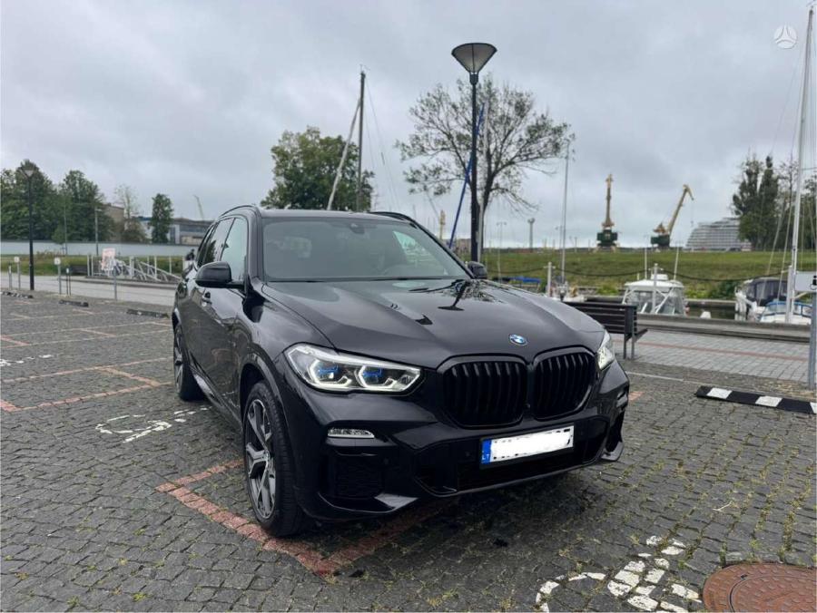 Black BMW X5 2021 in Kaunas, with an engine capacity of 3.00 L and mileage of 62 thousand km for 44400 €, photo 1 on AUTOMOTO.COM.LV
