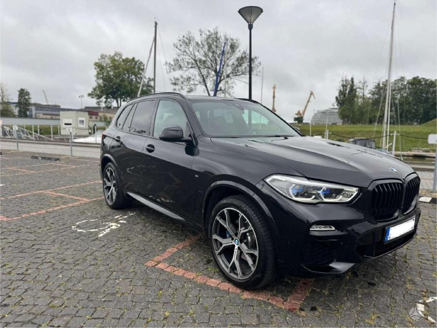 Black BMW X5 2021 in Kaunas, with an engine capacity of 3.00 L and mileage of 62 thousand km for 44400 €, photo 3 on AUTOMOTO.COM.LV
