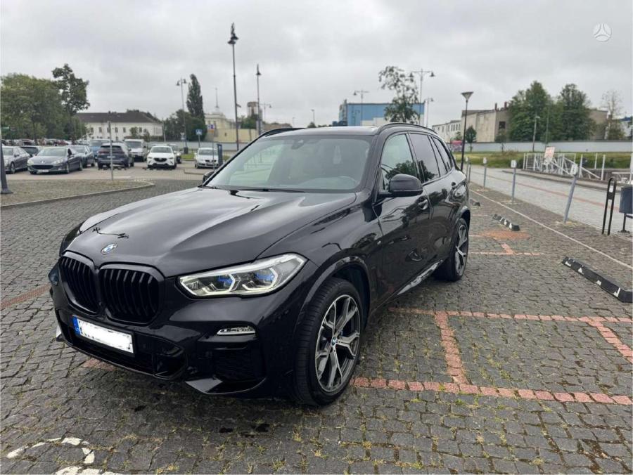 Black BMW X5 2021 in Kaunas, with an engine capacity of 3.00 L and mileage of 62 thousand km for 44400 €, photo 4 on AUTOMOTO.COM.LV