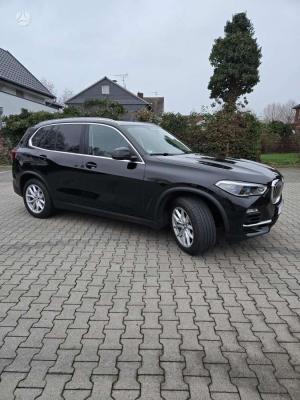 Black BMW X5 2021 in Vilnius, with an engine capacity of 3.00 L and mileage of 150 thousand km for 35900 €, photo  on AUTOMOTO.COM.LV