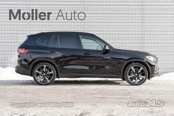 Black BMW X5 2021 in Riga, with an engine capacity of 3.00 L and mileage of 136 thousand km for 42671 €, photo 5 on AUTOMOTO.COM.LV