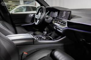 Black BMW X5 2021 in Vilnius, with an engine capacity of 3.00 L and mileage of 138 thousand km for 49991 €, photo 15 on AUTOMOTO.COM.LV