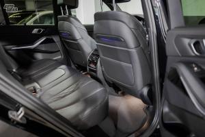 Black BMW X5 2021 in Vilnius, with an engine capacity of 3.00 L and mileage of 138 thousand km for 49991 €, photo 16 on AUTOMOTO.COM.LV