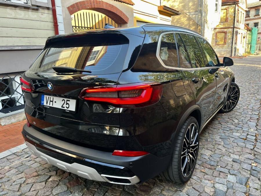Black BMW X5 2021 in Riga, with an engine capacity of 3.00 L and mileage of 177 thousand km for 40500 €, photo 3 on AUTOMOTO.COM.LV