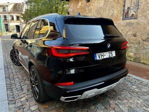 Black BMW X5 2021 in Riga, with an engine capacity of 3.00 L and mileage of 177 thousand km for 40500 €, photo 5 on AUTOMOTO.COM.LV