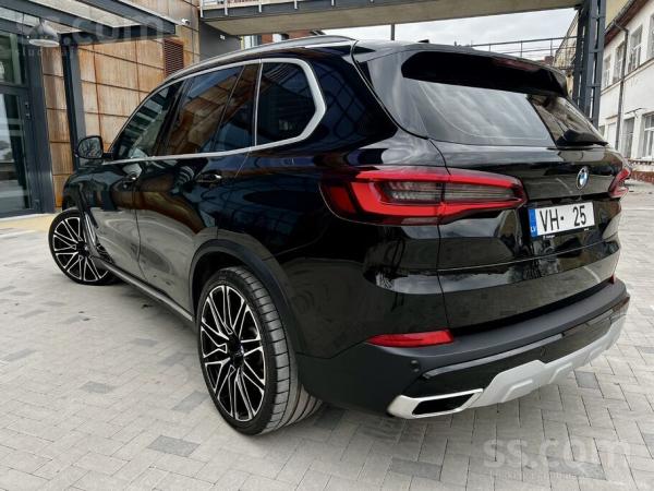 Black BMW X5 2021 in Riga, with an engine capacity of 3.00 L and mileage of 177 thousand km for 40500 €, photo 2 on AUTOMOTO.COM.LV