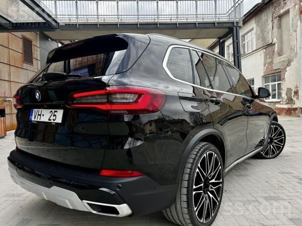 Black BMW X5 2021 in Riga, with an engine capacity of 3.00 L and mileage of 177 thousand km for 40500 €, photo 4 on AUTOMOTO.COM.LV