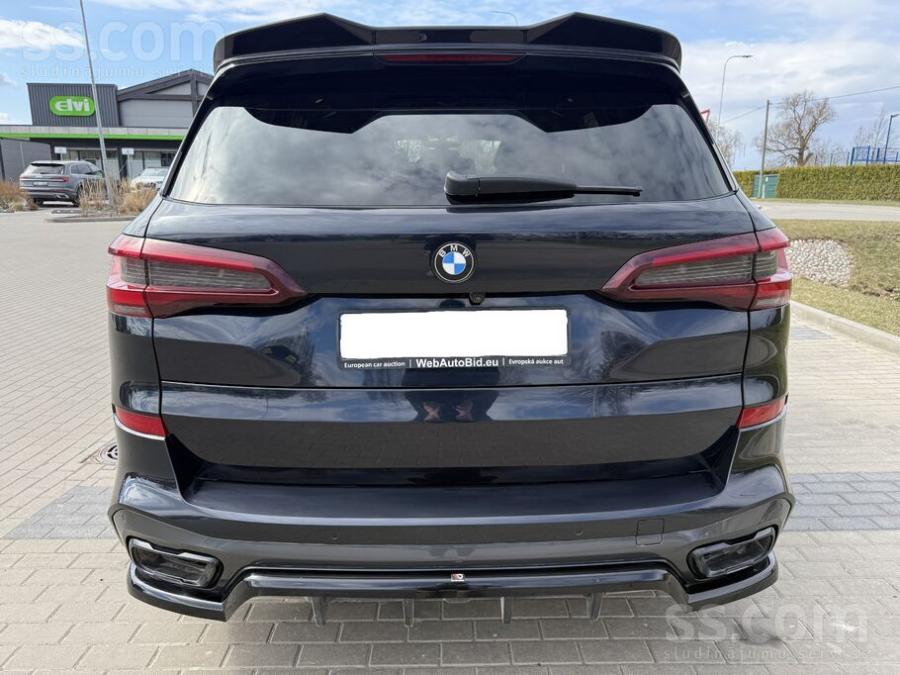 Black BMW X5 2021 in Riga, with an engine capacity of 4.40 L and mileage of 195 thousand km for 43000 €, photo 6 on AUTOMOTO.COM.LV