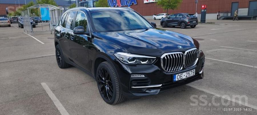 Black BMW X5 2021 in Riga, with an engine capacity of 3.00 L and mileage of 160 thousand km for 40000 €, photo 1 on AUTOMOTO.COM.LV