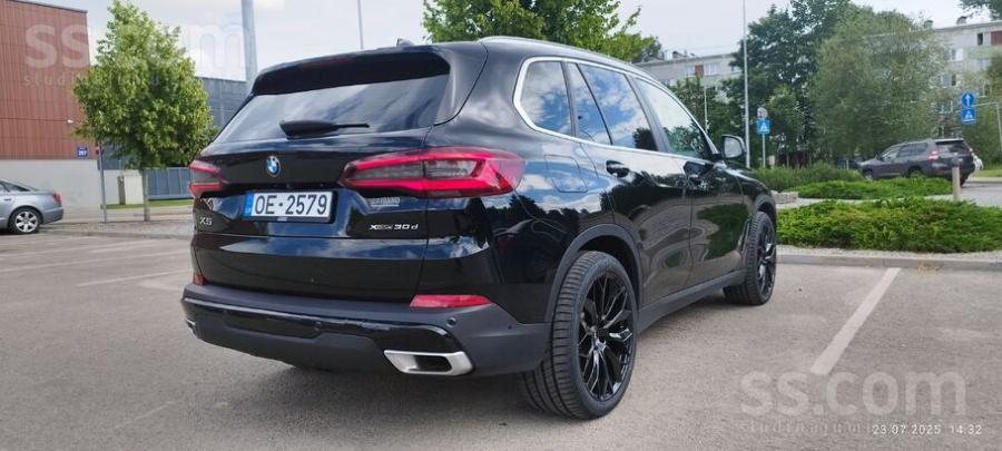 Black BMW X5 2021 in Riga, with an engine capacity of 3.00 L and mileage of 160 thousand km for 40000 €, photo 4 on AUTOMOTO.COM.LV