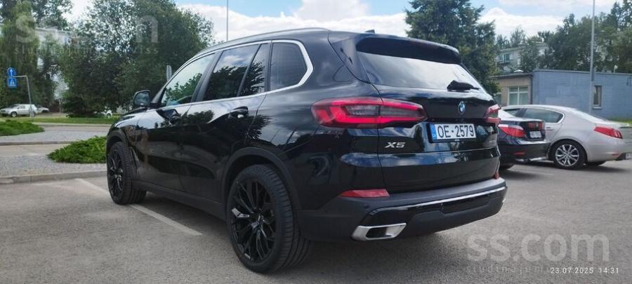 Black BMW X5 2021 in Riga, with an engine capacity of 3.00 L and mileage of 160 thousand km for 40000 €, photo 9 on AUTOMOTO.COM.LV