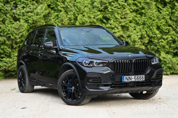 Melns BMW X5 2021 Rīga, ar dzinēja tilpumu 3.00 L un nobraukumu 107 tūkst. km par 52990 €, foto 1 vietnē AUTOMOTO.COM.LV