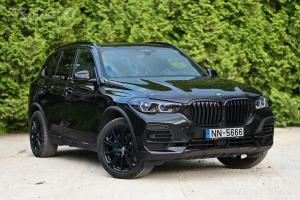Black BMW X5 2021 in Riga, with an engine capacity of 3.00 L and mileage of 107 thousand km for 52990 €, photo  on AUTOMOTO.COM.LV