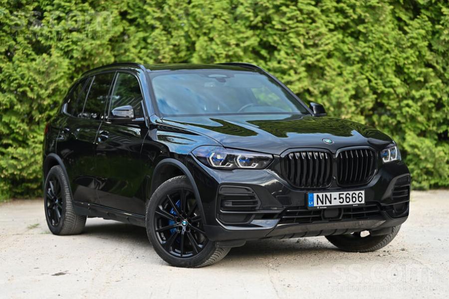 Black BMW X5 2021 in Riga, with an engine capacity of 3.00 L and mileage of 107 thousand km for 52990 €, photo 1 on AUTOMOTO.COM.LV
