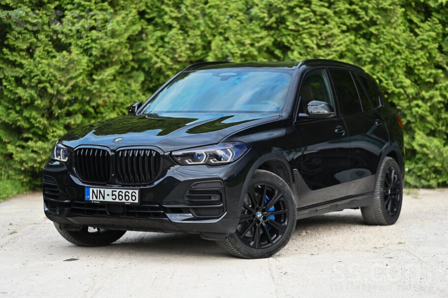 Black BMW X5 2021 in Riga, with an engine capacity of 3.00 L and mileage of 107 thousand km for 52990 €, photo 3 on AUTOMOTO.COM.LV