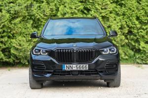 Black BMW X5 2021 in Riga, with an engine capacity of 3.00 L and mileage of 107 thousand km for 52990 €, photo 4 on AUTOMOTO.COM.LV