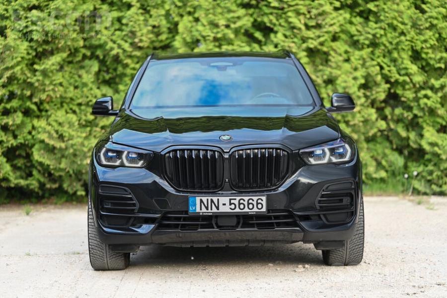 Black BMW X5 2021 in Riga, with an engine capacity of 3.00 L and mileage of 107 thousand km for 52990 €, photo 4 on AUTOMOTO.COM.LV