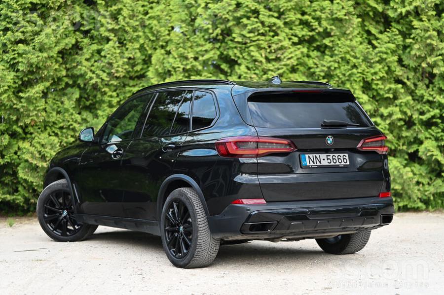 Black BMW X5 2021 in Riga, with an engine capacity of 3.00 L and mileage of 107 thousand km for 52990 €, photo 5 on AUTOMOTO.COM.LV