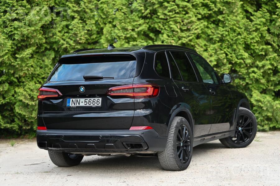 Black BMW X5 2021 in Riga, with an engine capacity of 3.00 L and mileage of 107 thousand km for 52990 €, photo 6 on AUTOMOTO.COM.LV