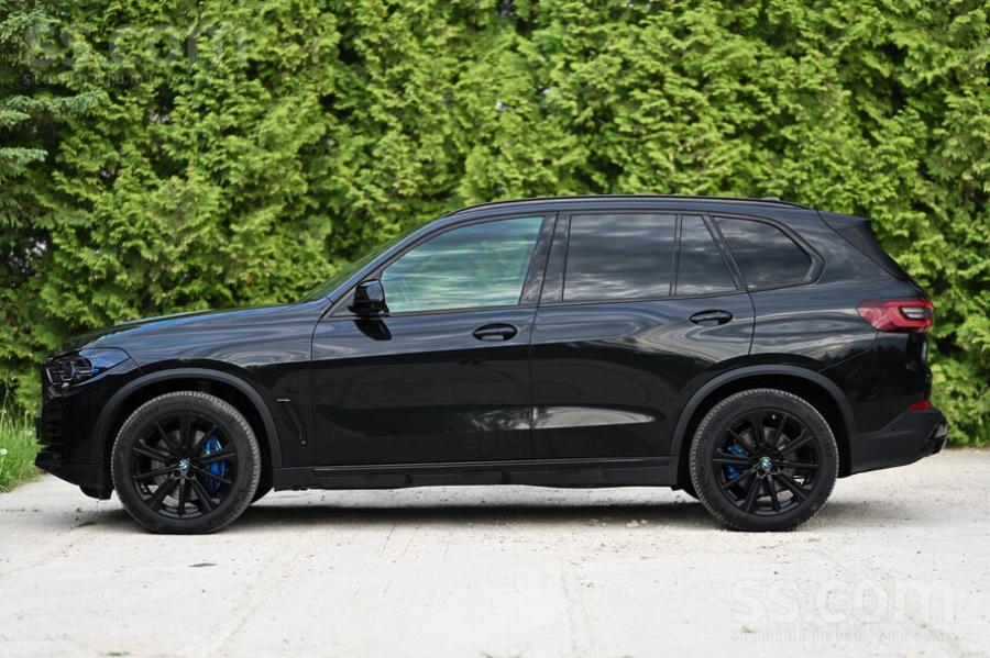 Black BMW X5 2021 in Riga, with an engine capacity of 3.00 L and mileage of 107 thousand km for 52990 €, photo 7 on AUTOMOTO.COM.LV