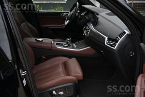 Black BMW X5 2021 in Riga, with an engine capacity of 3.00 L and mileage of 107 thousand km for 52990 €, photo 12 on AUTOMOTO.COM.LV