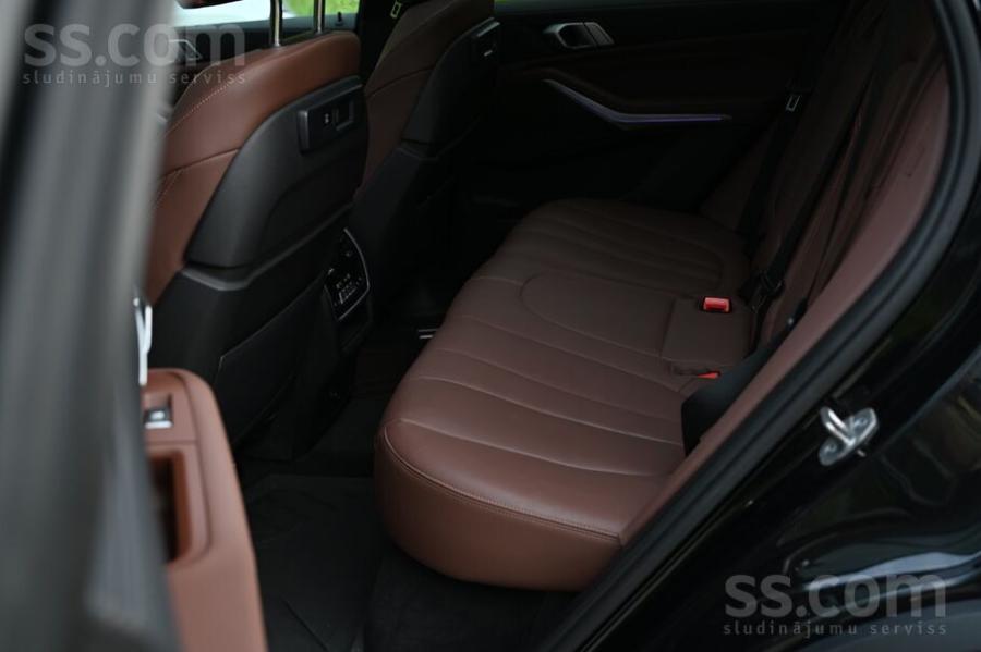 Black BMW X5 2021 in Riga, with an engine capacity of 3.00 L and mileage of 107 thousand km for 52990 €, photo 18 on AUTOMOTO.COM.LV
