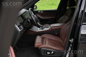Black BMW X5 2021 in Riga, with an engine capacity of 3.00 L and mileage of 107 thousand km for 52990 €, photo 20 on AUTOMOTO.COM.LV