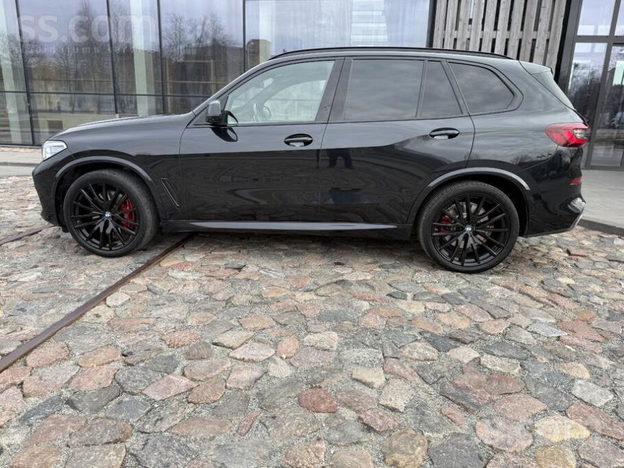Black BMW X5 2021 in Riga, with an engine capacity of 3.00 L and mileage of 148 thousand km for 51555 €, photo 5 on AUTOMOTO.COM.LV