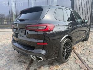 Black BMW X5 2021 in Riga, with an engine capacity of 3.00 L and mileage of 148 thousand km for 51555 €, photo 6 on AUTOMOTO.COM.LV