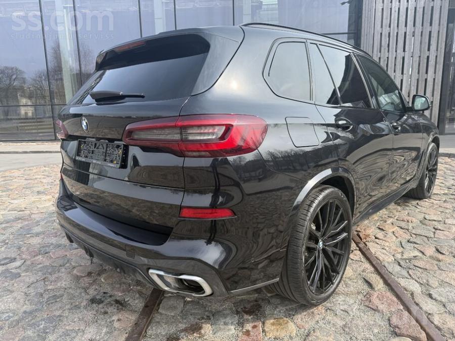 Black BMW X5 2021 in Riga, with an engine capacity of 3.00 L and mileage of 148 thousand km for 51555 €, photo 6 on AUTOMOTO.COM.LV