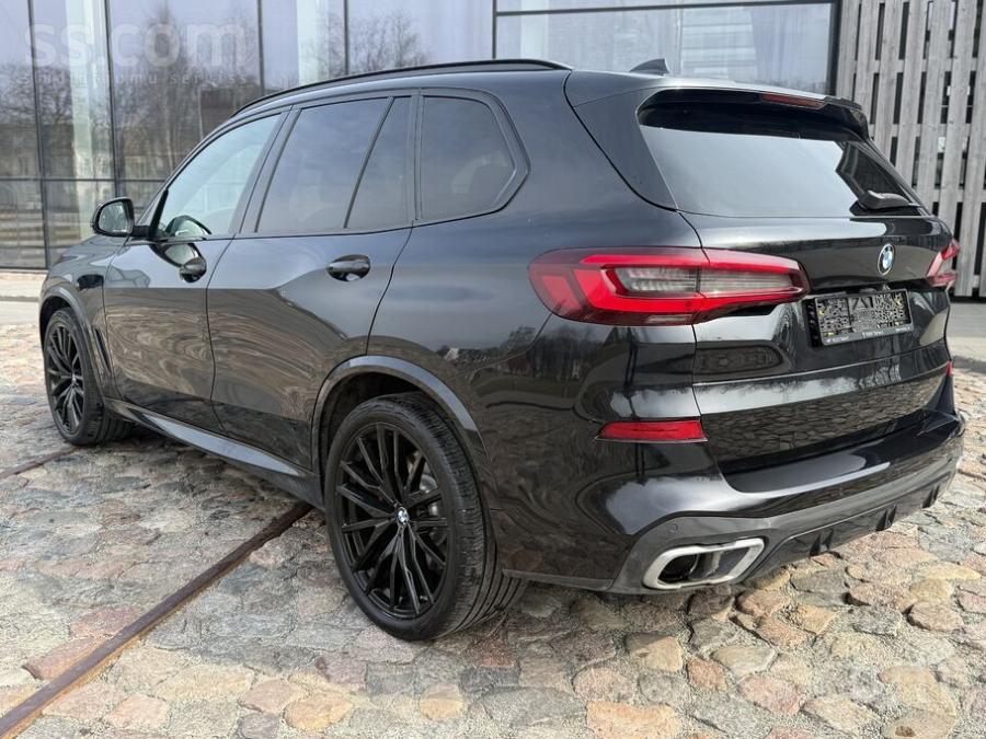 Black BMW X5 2021 in Riga, with an engine capacity of 3.00 L and mileage of 148 thousand km for 51555 €, photo 7 on AUTOMOTO.COM.LV