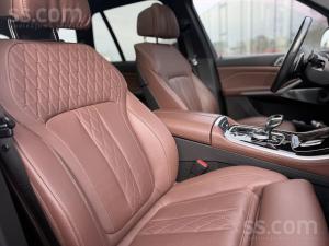 Black BMW X5 2021 in Riga, with an engine capacity of 3.00 L and mileage of 148 thousand km for 51555 €, photo 18 on AUTOMOTO.COM.LV