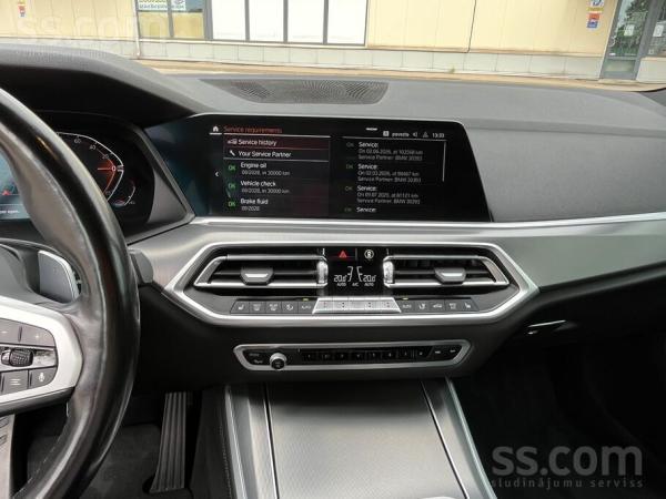 Black BMW X5 2021 in Riga, with an engine capacity of 3.00 L and mileage of 104 thousand km for 38650 €, photo 8 on AUTOMOTO.COM.LV